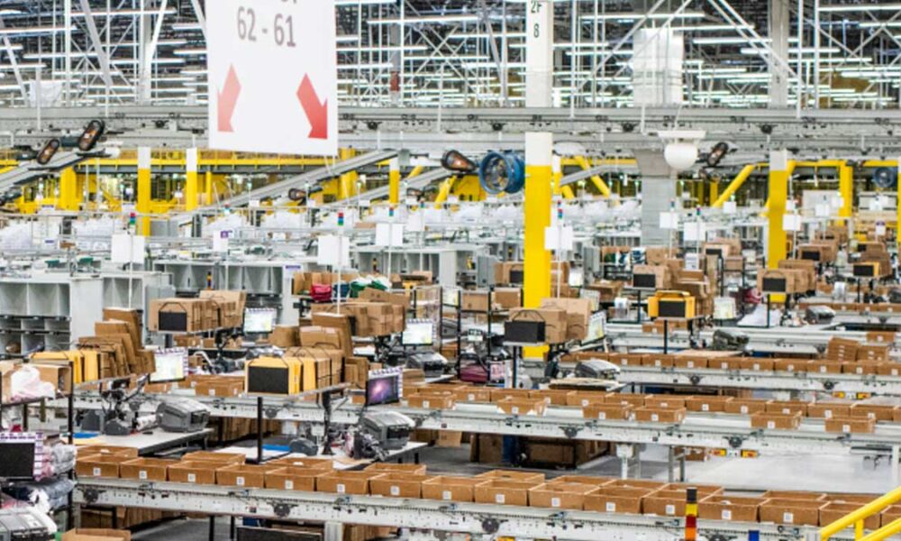 Amazon union-buster calls Black organizers "thugs" at NYC Distribution ...